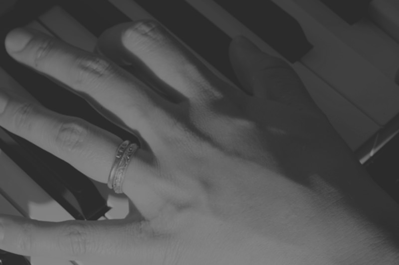 暗闇の中から見えるひとすじの光／Janis Crunch | SENN / セン - Less is beauty