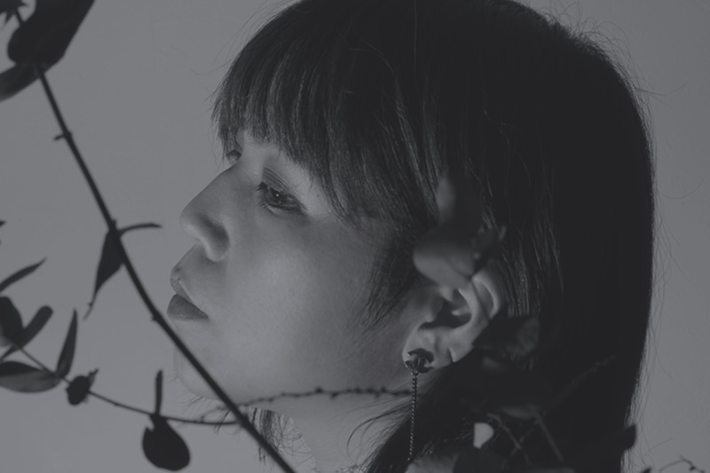 暗闇の中から見えるひとすじの光／Janis Crunch | SENN / セン - Less is beauty